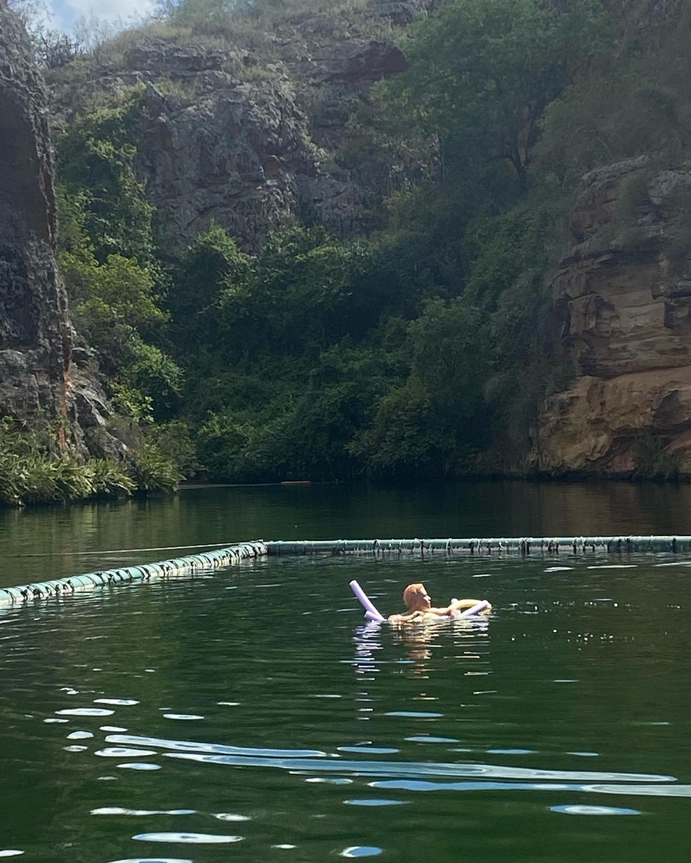 De biquíni, Bruna Linzmeyer abre sorrisão em dia no Rio São Francisco