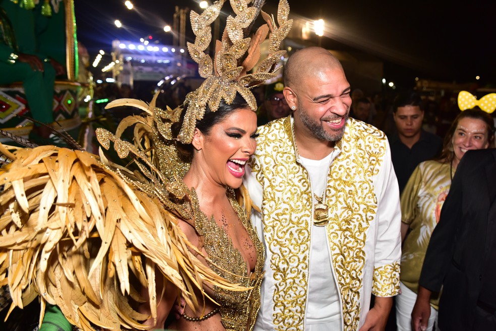 Adriano Imperador usa coroa de ouro e esmeralda de 7 quilates que vale ...