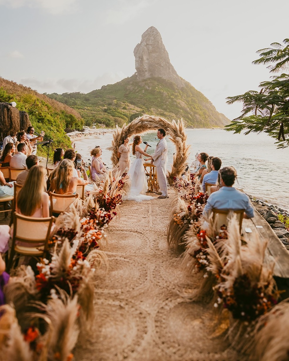 Marco Luque e Jéssica Correia se casam em Fernando de Noronha