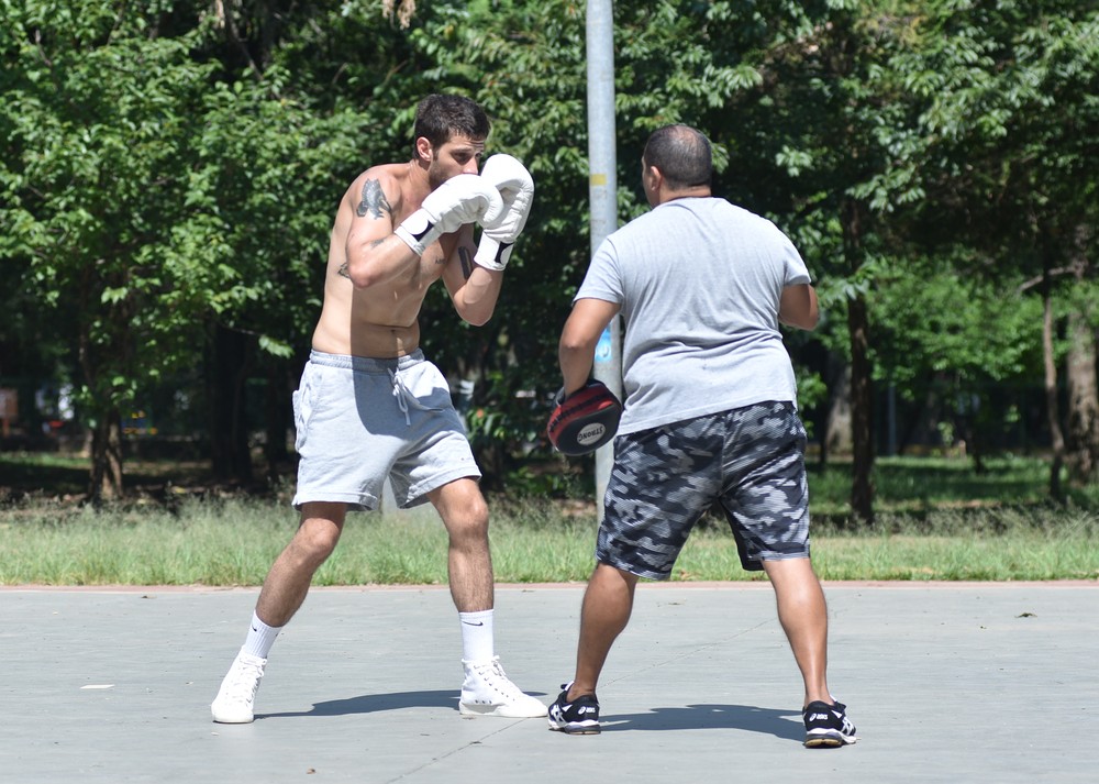 Chay Suede treina boxe em praça de São Paulo