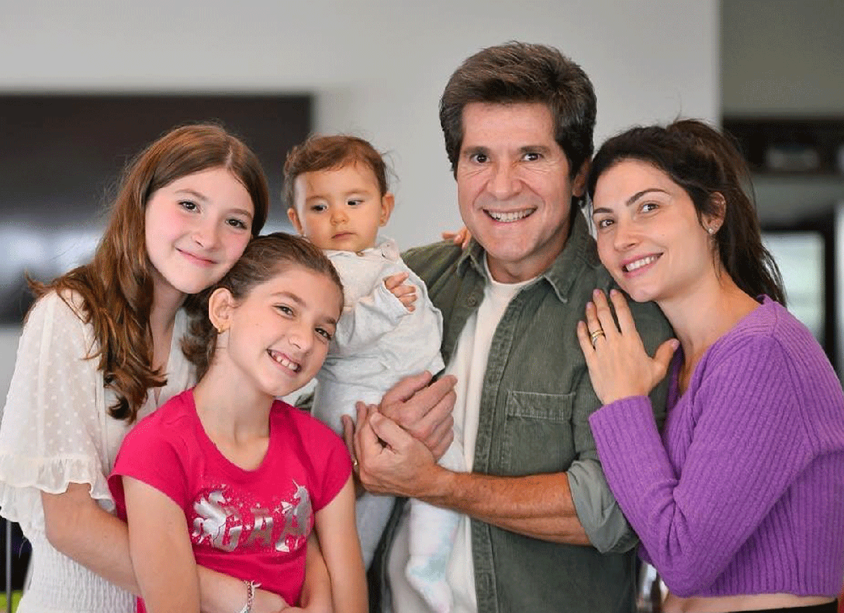 Daniel posa ao lado da mulher e das três filhas, e fãs elogiam a família