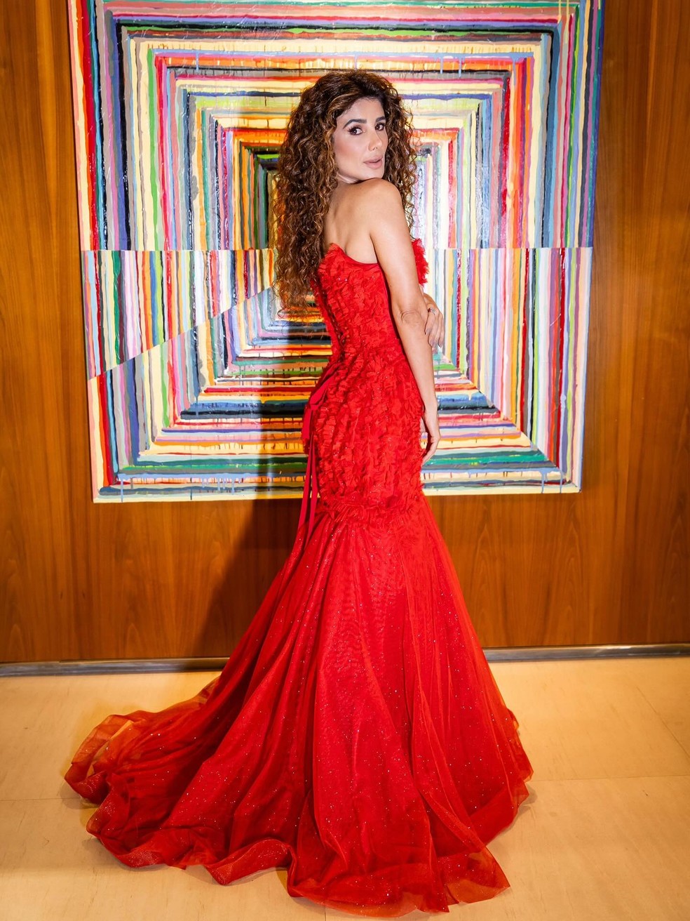 Paula Fernandes exibe cinturinha marcada em vestido justo e decotado
