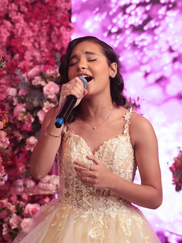Cantora gospel Maria Marçal faz festança à la princesa pelos 16 anos