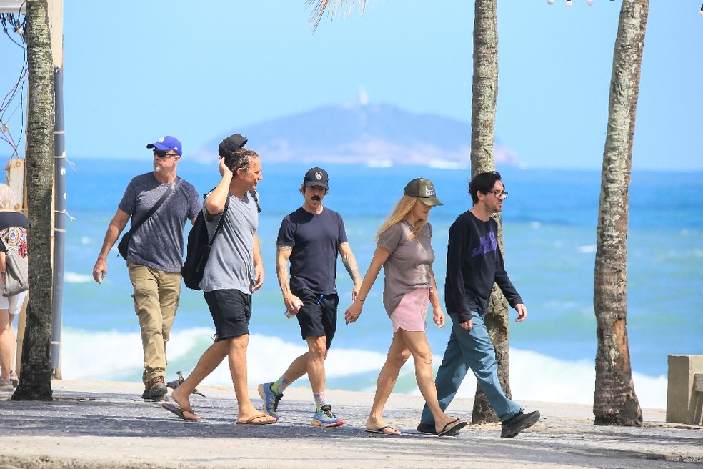 Anthony Keidis e John Frusciante, do Red Hot Chili Peppers, passeiam em ...