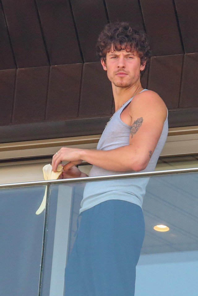 Antes do Rock in Rio, Shawn Mendes toma água de coco e pega sol em ...