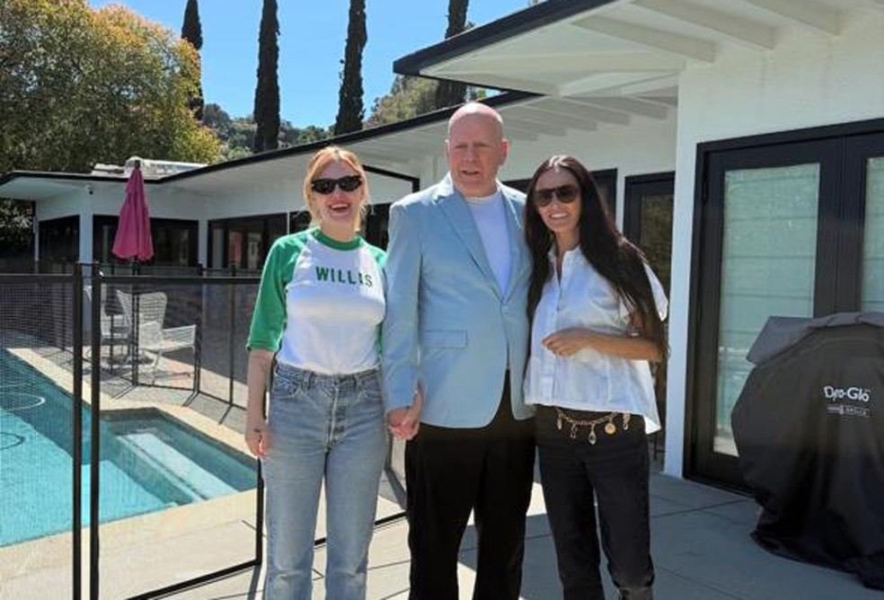 Bruce Willis posa com Demi Moore em aniversário de 70 anos; fotos