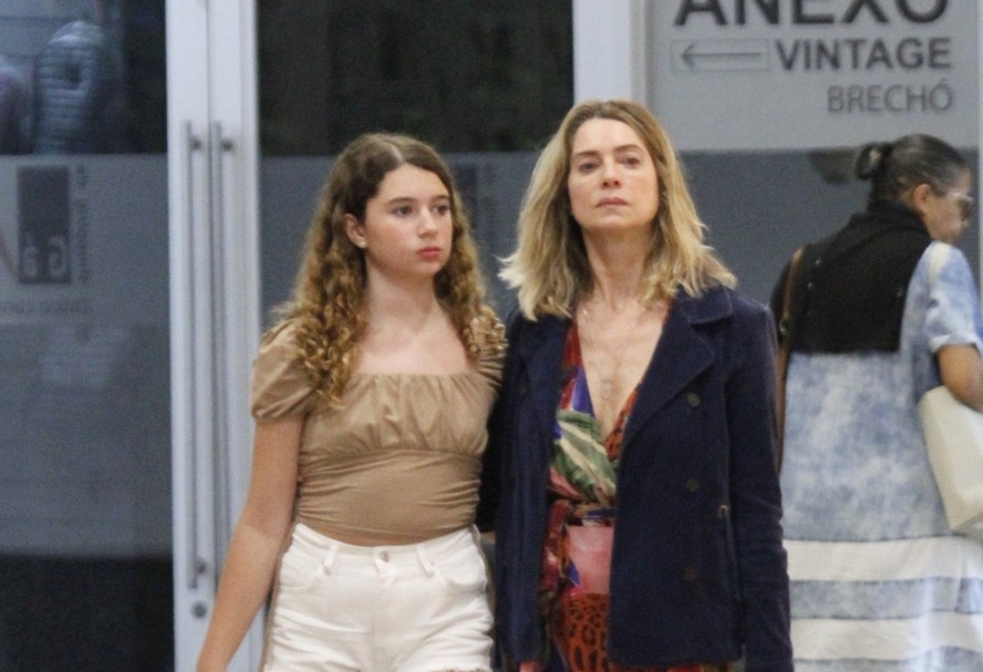 Leticia Spiller tem momento carinhoso com a filha durante passeio em ...