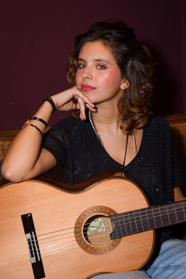 Flor Gil se apresenta em São Paulo com presença da namorada e da família