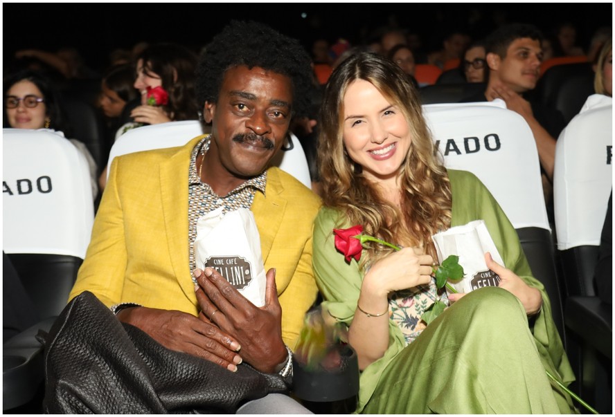 Seu Jorge faz rara aparição com a esposa em cinema de São Paulo