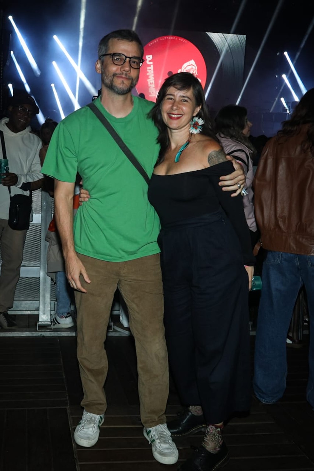 Wagner Moura faz rara aparição com a esposa e confere com Lázaro Ramos ...