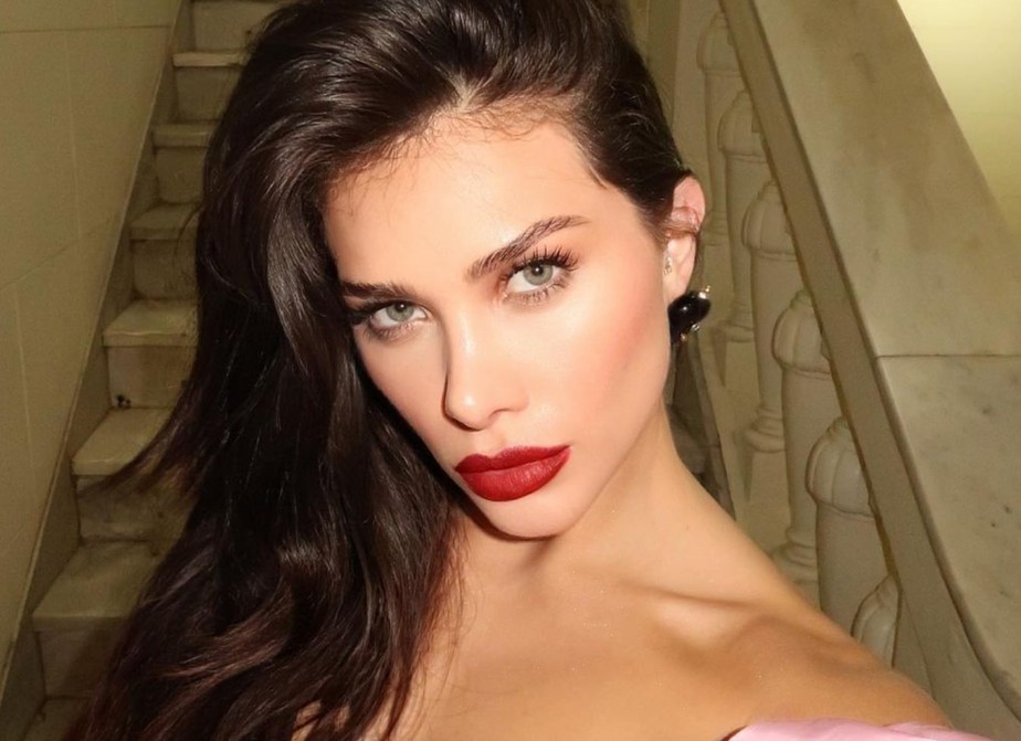 Flavia Pavanelli mostra trajetória de problemas com acne