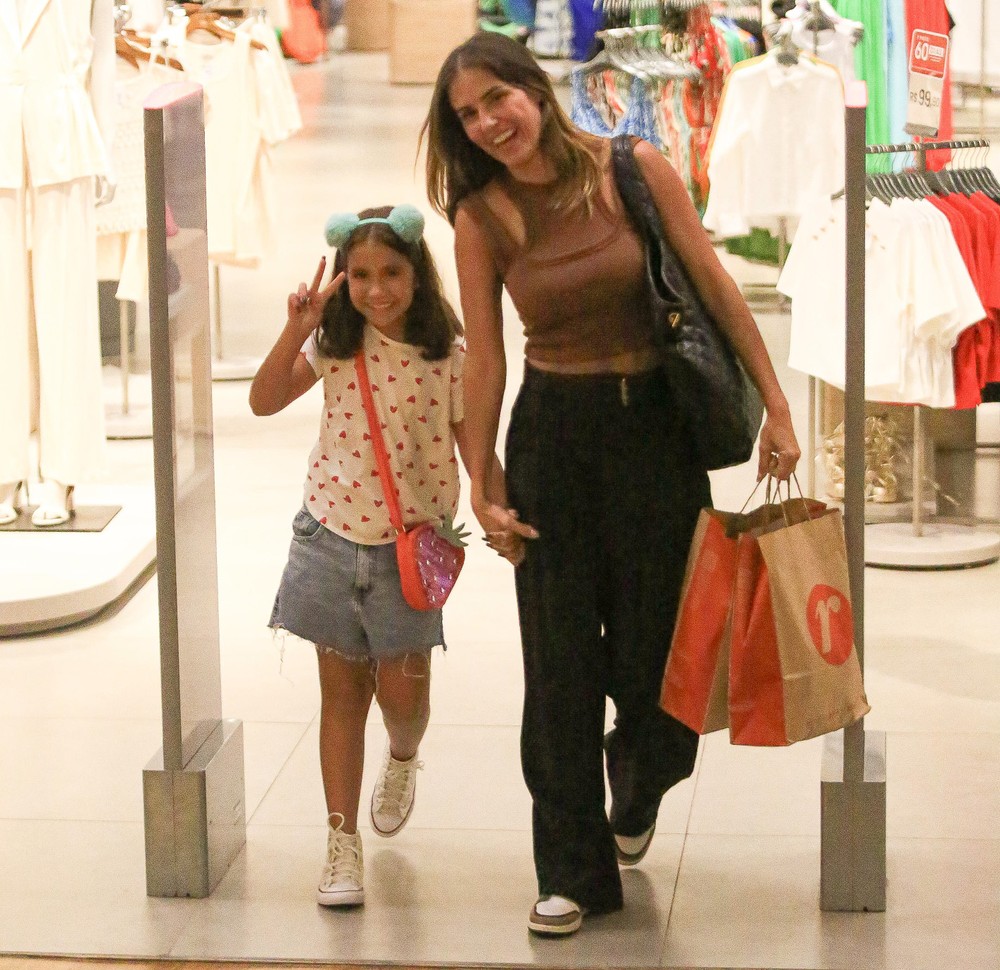 Deborah Secco e Maria Flor fazem graça para fotógrafos em passeio