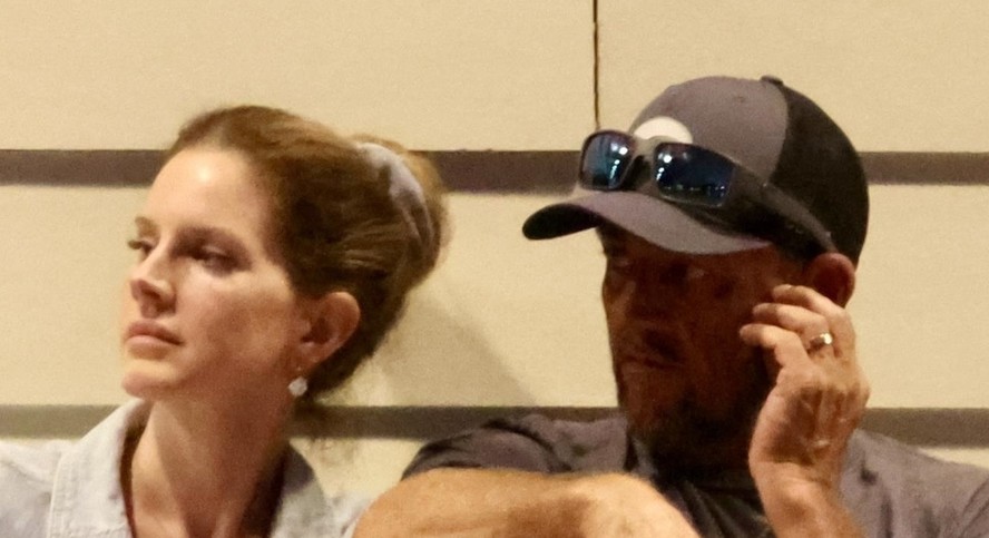 Recém-casados, Lana Del Rey e o marido relaxam no chão após jantar e levam marmita