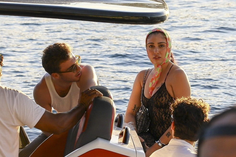 Filhos de Madonna, Lourdes Leon e Rocco passeiam de barco no Caribe