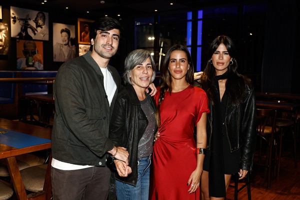 Ana Morais recebe os pais, Gloria Pires e Orlando Morais, e irmãos em show