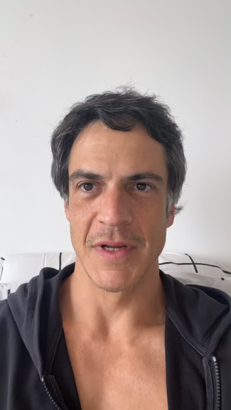 Mateus Solano quebra o silêncio e nega tapa em celular durante peça ...