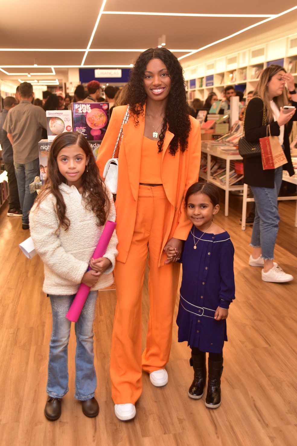 Ex-BBB Tina Calamba faz aparição pública rara com as filhas, Raquel e Alana