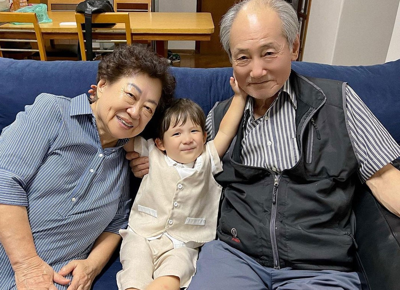 Pyong Lee encanta seguidores com foto de Jake com bisavós da Coreia