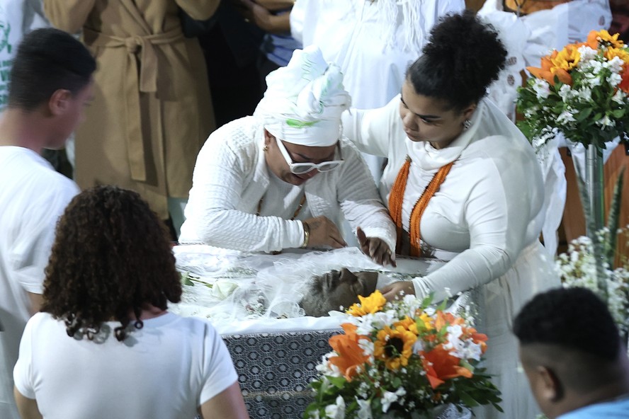 Viúva de Arlindo Cruz é amparada por filhos no velório do sambista