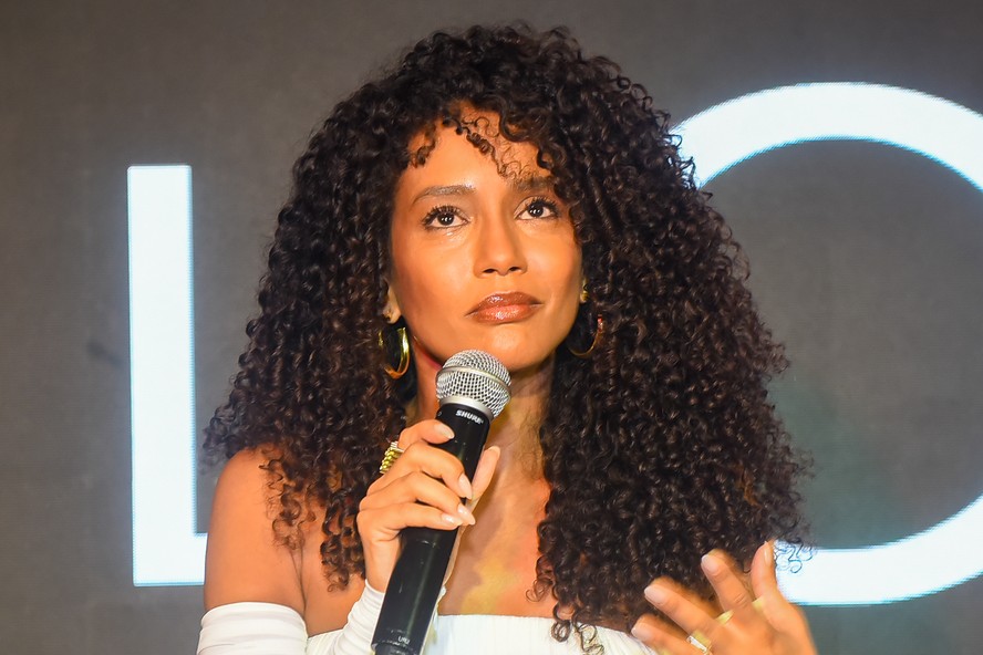 Taís Araújo se emociona ao falar sobre seu valor em evento de beleza ...