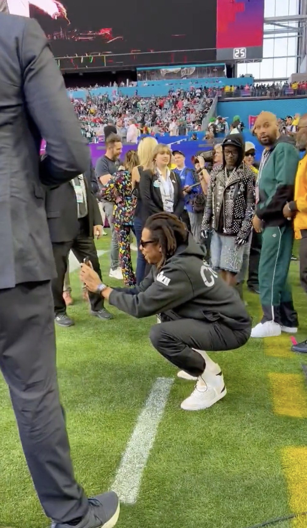 Blue Ivy tem 'momento blogueira' com ajuda de Jay-Z no Super Bowl
