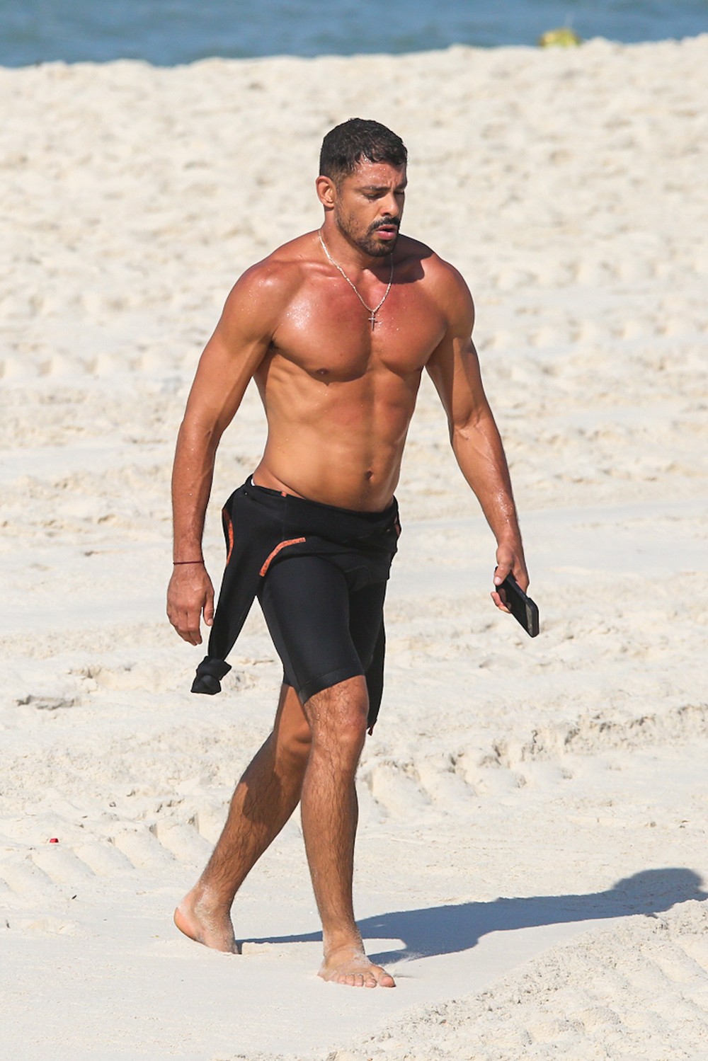 Cauã Reymond mostra o shape e encara ondas em dia de calorão no Rio