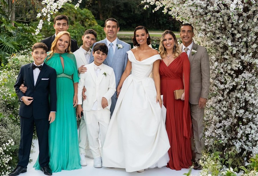 Cunhada de Isis Valverde abre álbum do casamento da atriz com Marcus ...