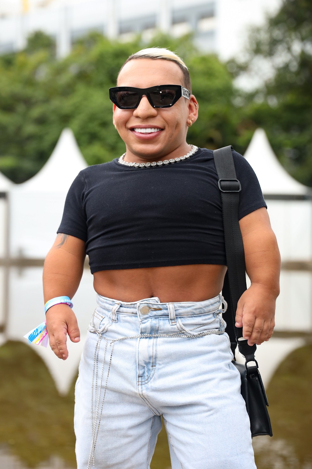 Anitta improvisa look para animar ensaio em SP: 'Não ficou pronto'