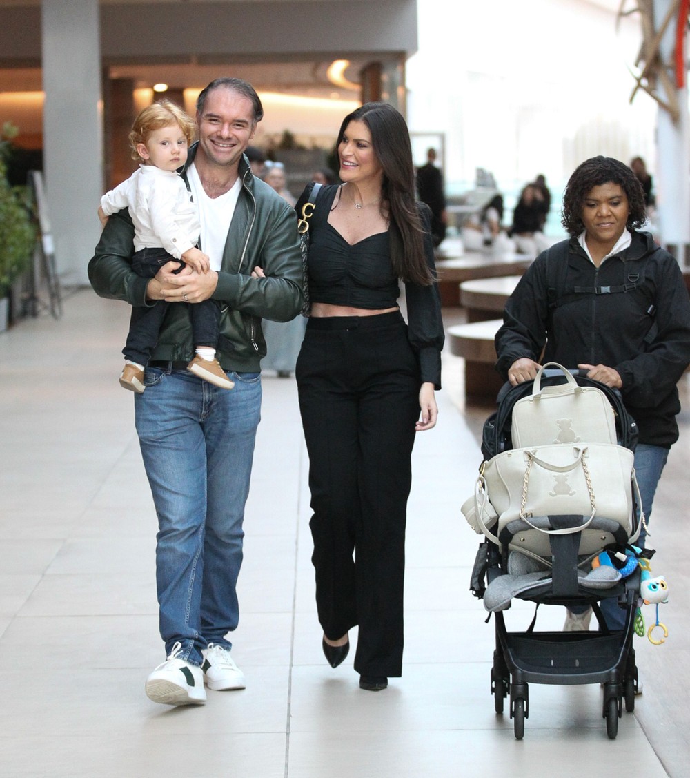 Thor Batista e Lunara Campos passeiam com o filho em shopping no Rio; fotos