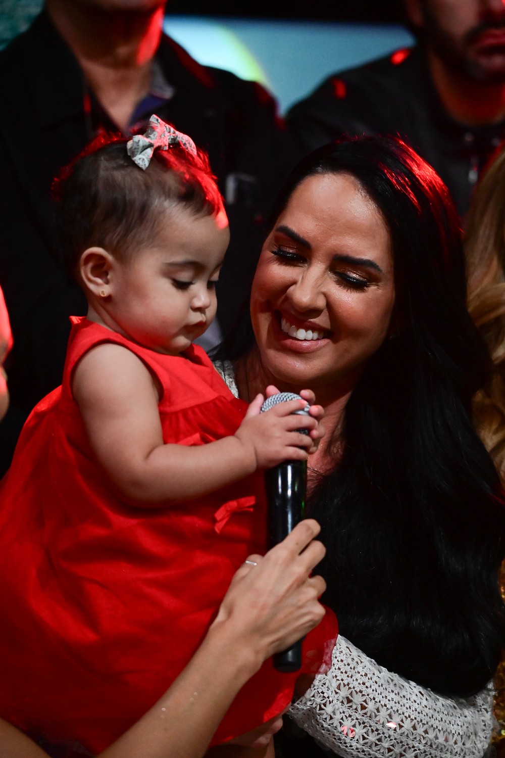 Filha de Zezé Di Camargo e Graciele Lacerda rouba a cena durante ...