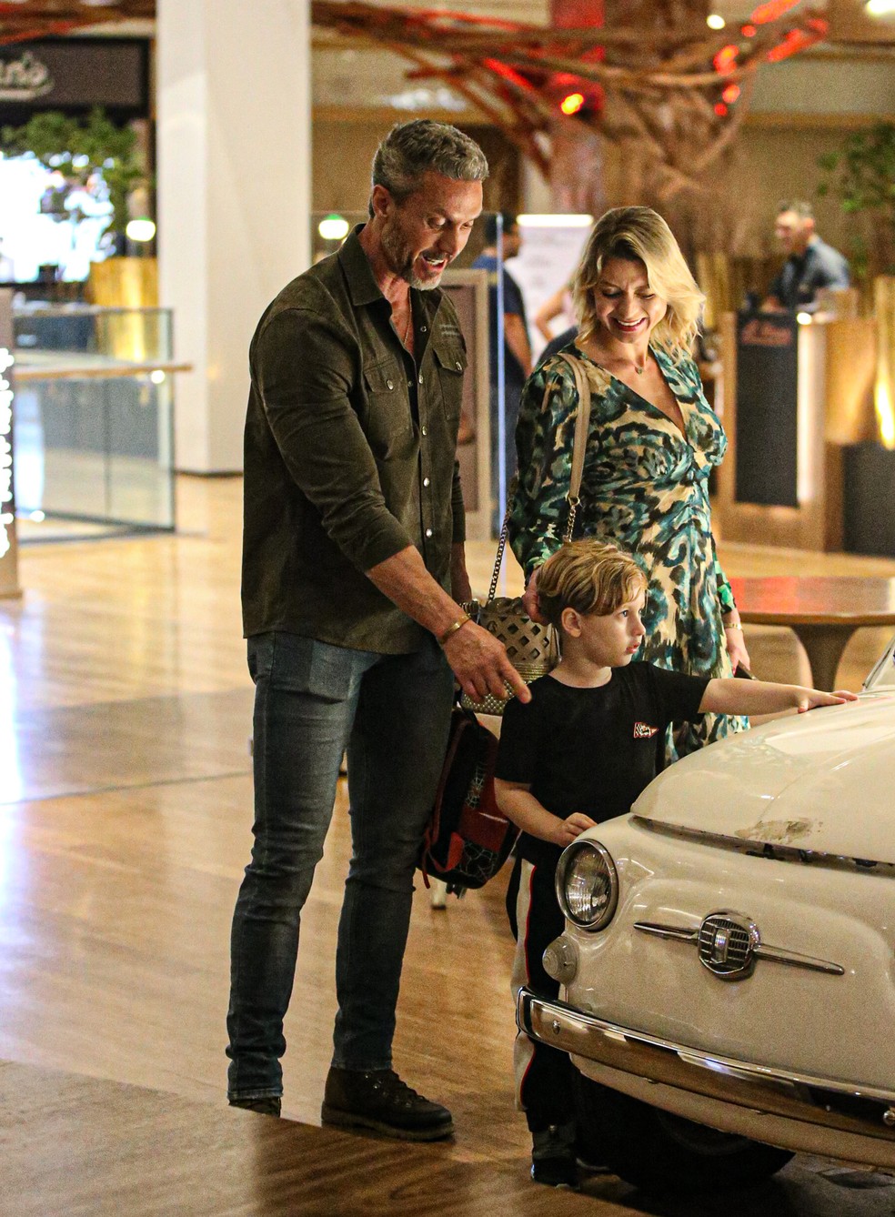 Muso dos anos 1990 e 2000 curte passeio com filho e esposa em shopping