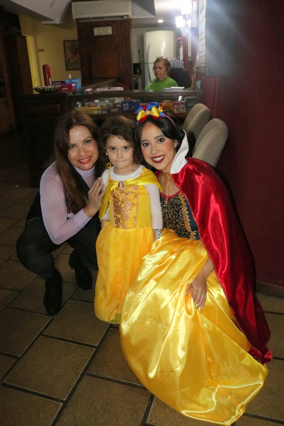 Musa dos anos 80, Isadora Ribeiro faz rara aparição com a neta