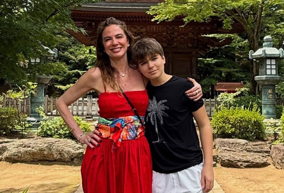 Luciana Gimenez posa sorridente ao visitar templos no Japão ao lado do ...