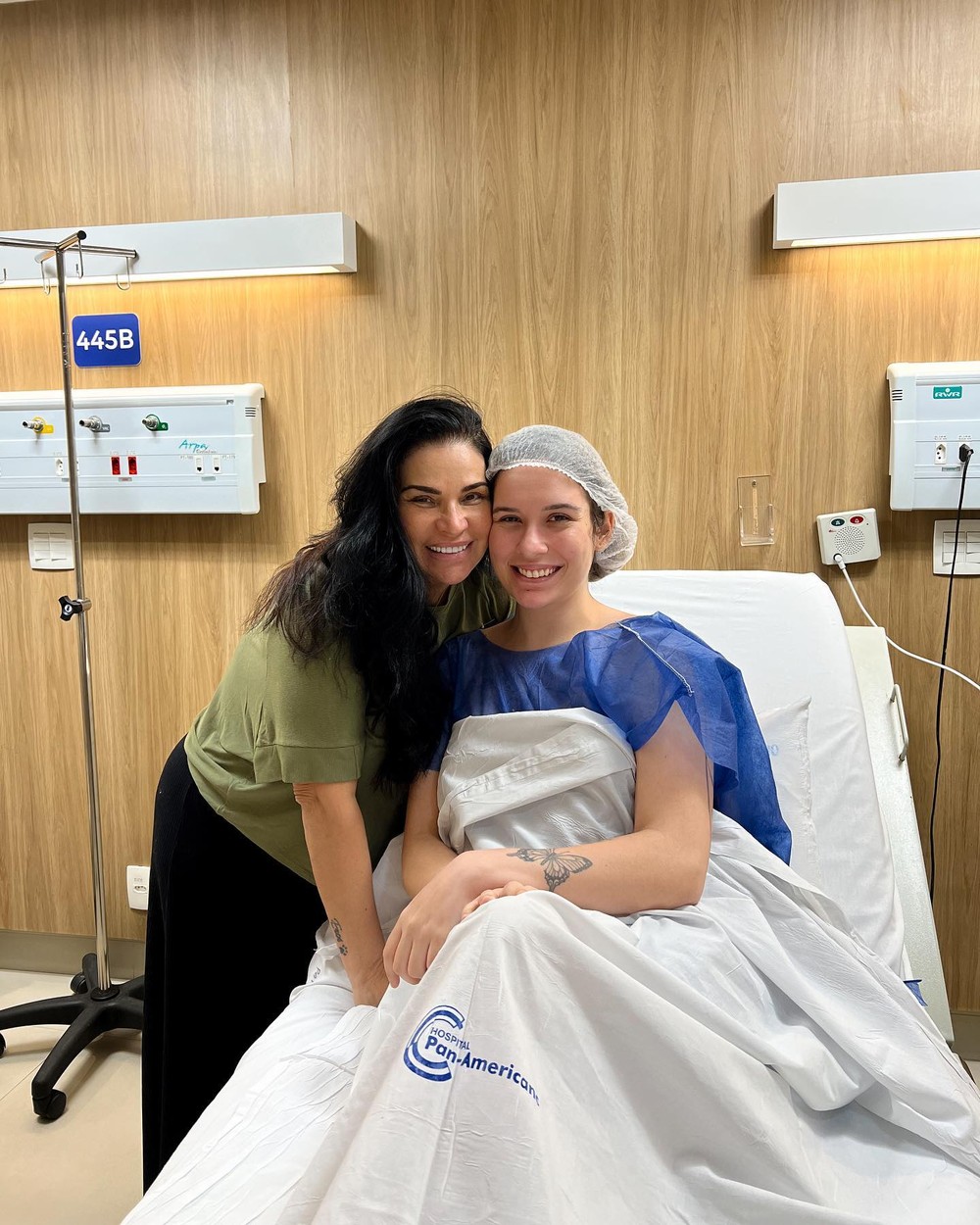 Filha de Solange Gomes resgata figurino da mãe e mostra resultado de lipo