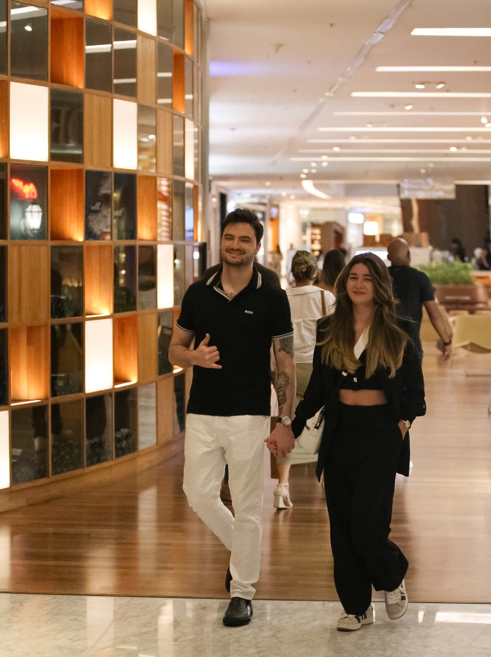 Felipe Neto passeia de mãos dadas com namorada por shopping no Rio