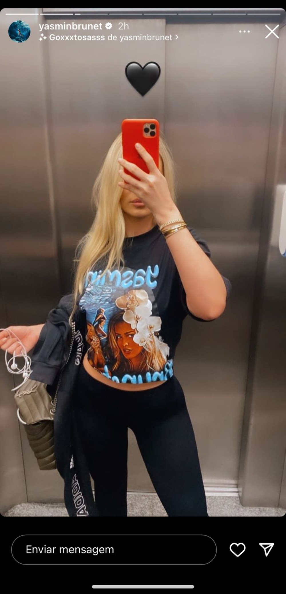 Yasmin Brunet usa camiseta estampada com suas próprias fotos