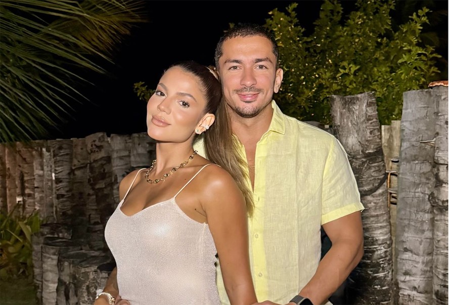 Hariany posa em clima de romance com Renan Machado, irmão de Anitta ...