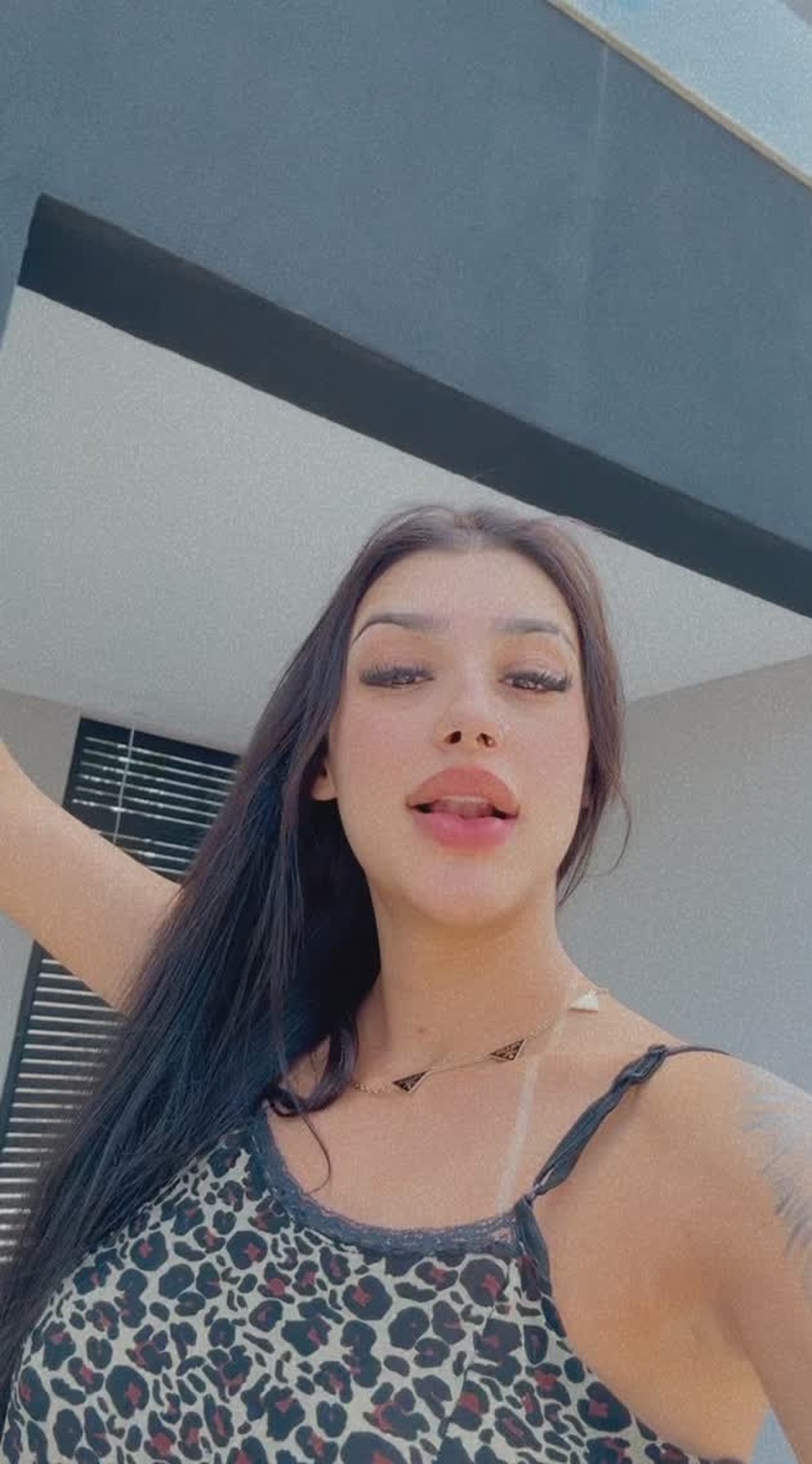 PK Delas posta clique de Bia Miranda na cama; Gato Preto diz: 'Não sei ...