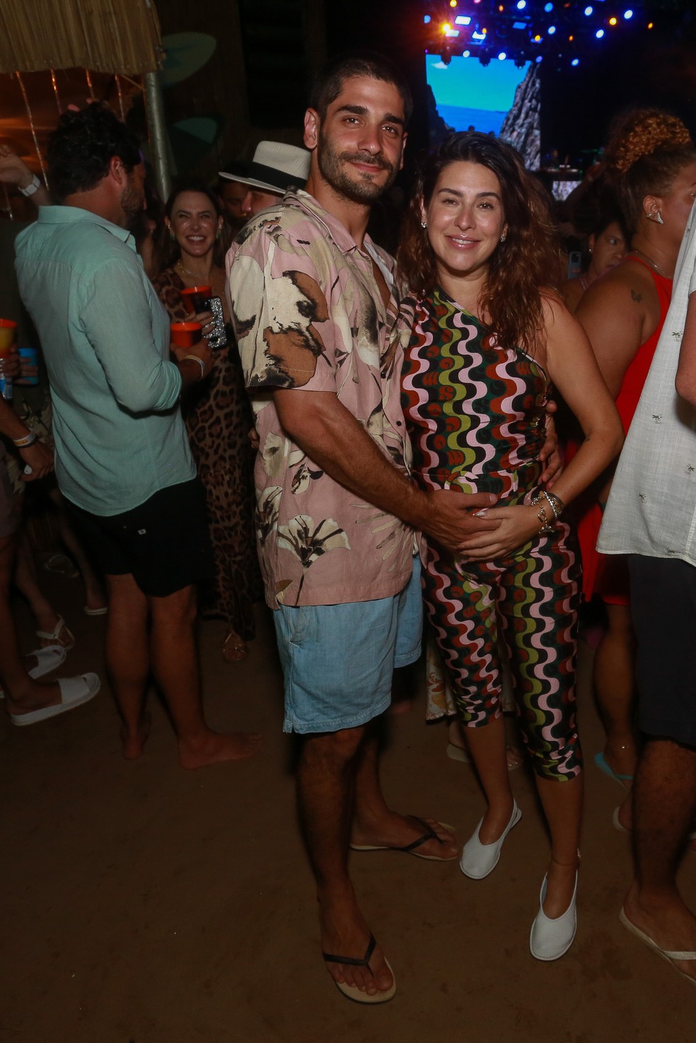 Grávida, Fernanda Paes Leme curte festa com Patricia Poeta e mais famosos