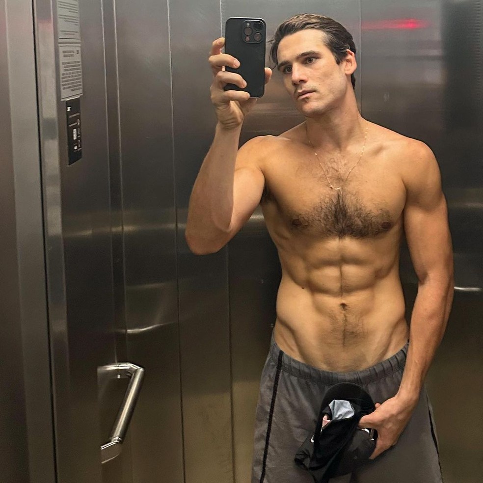 Nicolas Prattes exibe tanquinho em selfie no elevador