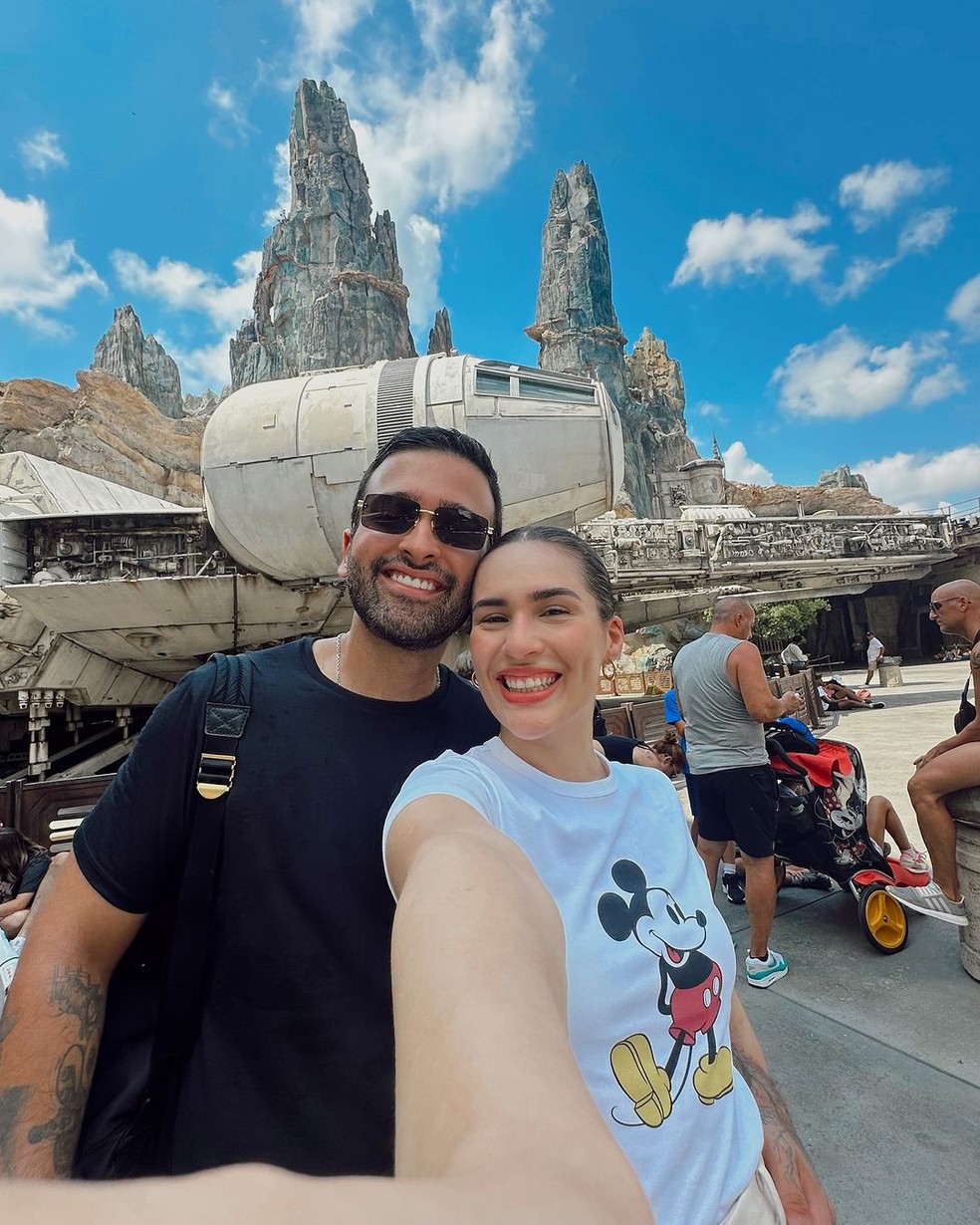 Lívian Aragão posta foto rara ao lado namorado e se emociona em passeio