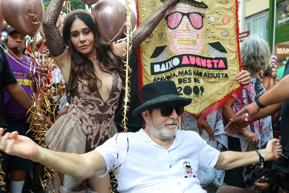 Alessandra Negrini desfila como debutante no Baixo Augusta