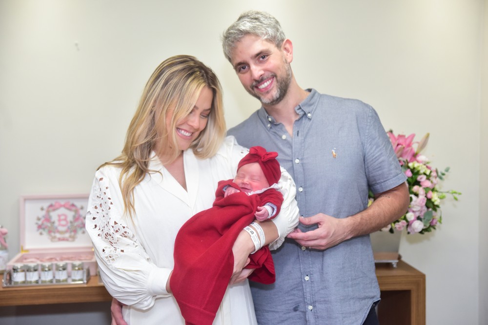 Isabella Cecchi e marido deixam maternidade com a filha nos braços