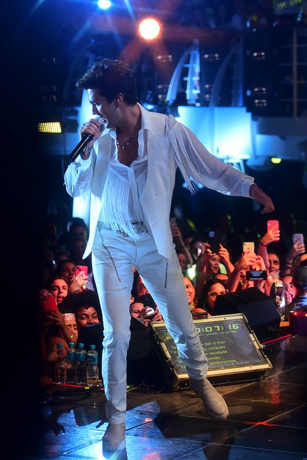 Luan Santana comemora 32 anos em show, e aposta em franjas e aplicação ...
