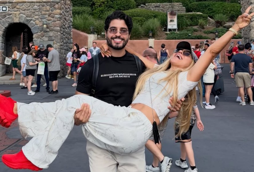 Ex de Hulk, Iran Ângelo, se declara ao noivo na Disney: 'Coração leve'