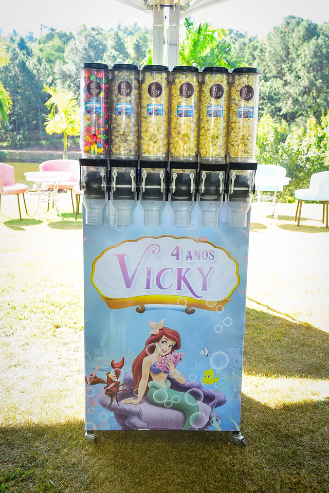 Vicky Justus aparece de Ariel em aniversário com tema 'A Pequena Sereia'