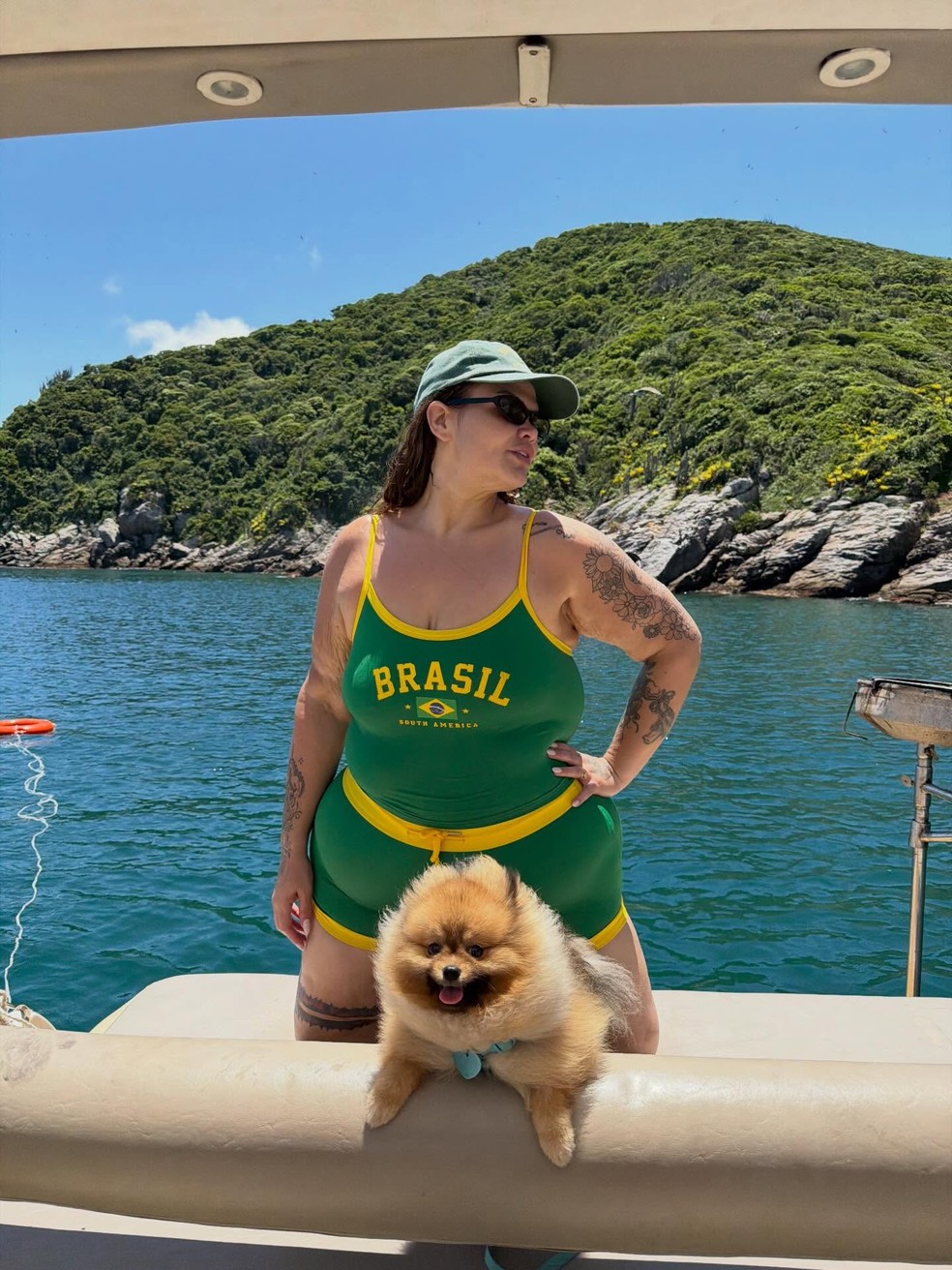 Thais Carla curte passeio de barco com look ‘Brazilcore’ ao lado do ...