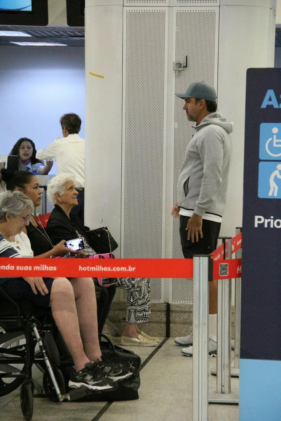 Tadeu Schmidt leva a mãe para embarcar em aeroporto no Rio; fotos