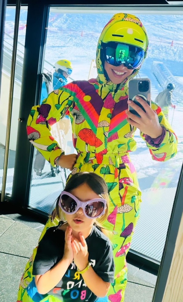 Sabrina Sato dá show de elasticidade ao curtir neve com marido e a ...