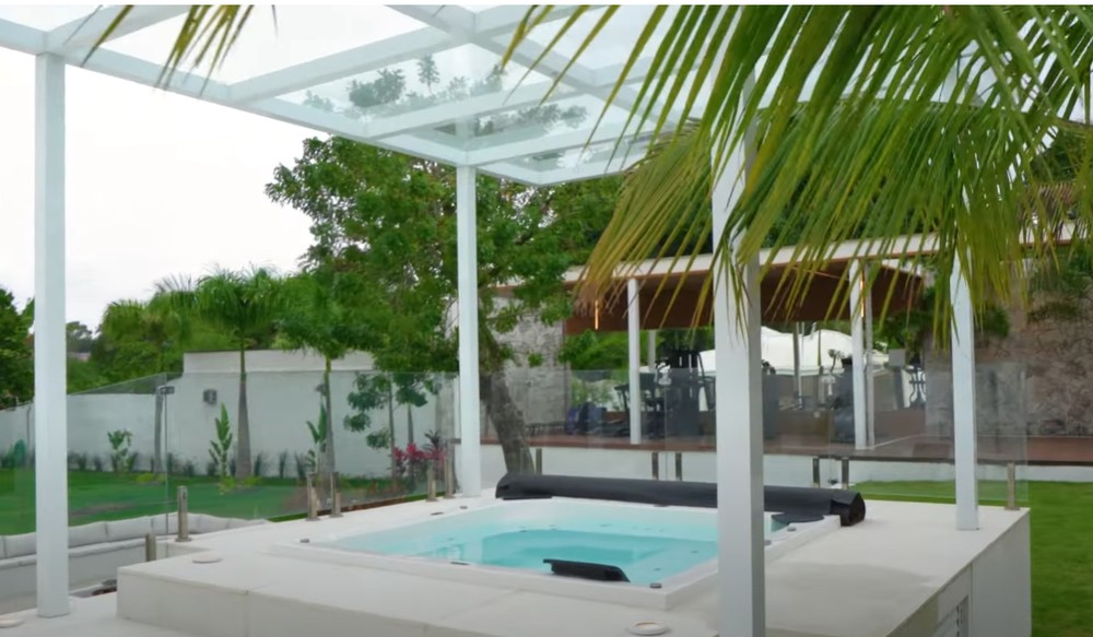 Nicole Bahls abre mansão com 22 banheiros, salão de beleza e capela ...